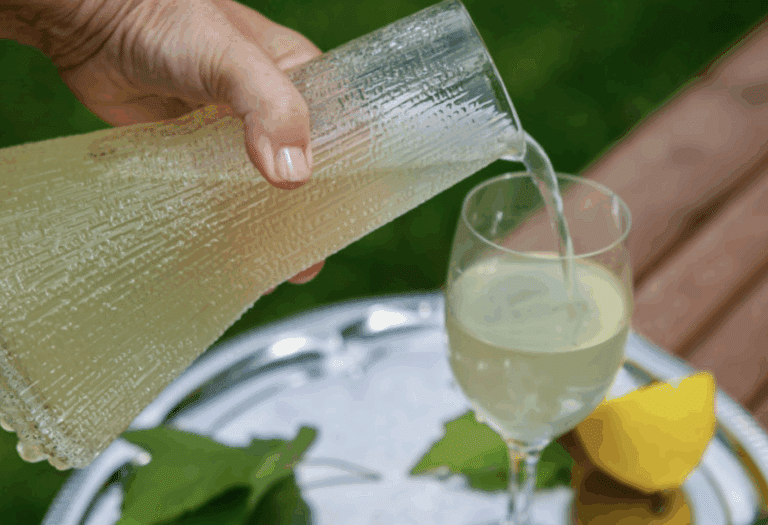 Tämä juoma maksaa 20 euroa litralta - näin helppoa sen valmistaminen on ...